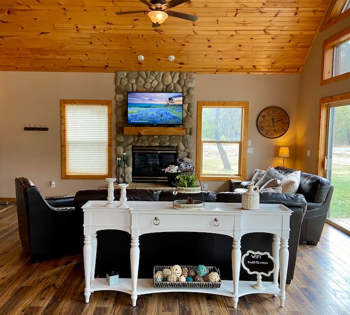 Spacious Mountain Cabin W/ Hot Tub & Bunkhouse - Lake Cascade, ID