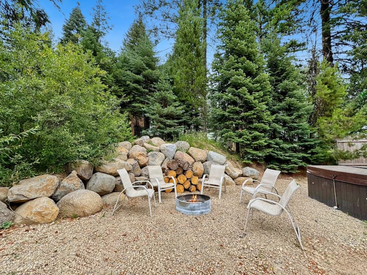 Delightful Cabin Nestled Near Tamarack Resort - Tamarack Ski Resort, ID