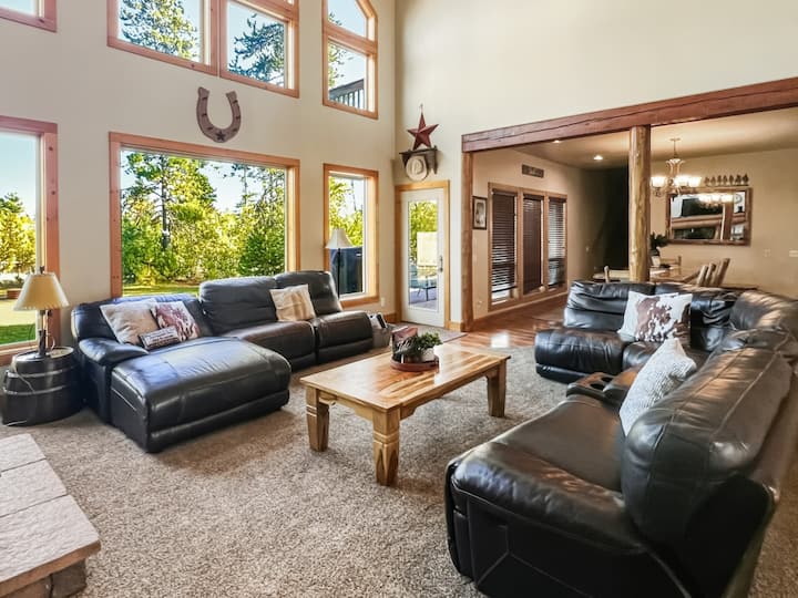 Big Family Cabin, 5br + Hot Tub + Cozy Fireplaces - Donnelly, ID