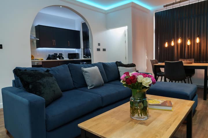 Modern 2 Bedroom House -Near Leeds - Leeds