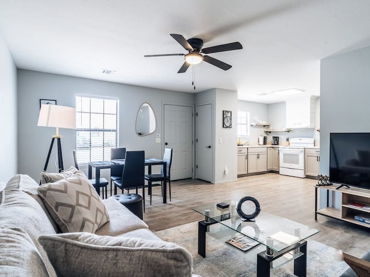 Walk To The Momentary! New Great Discounts! 502b - Bentonville, AR