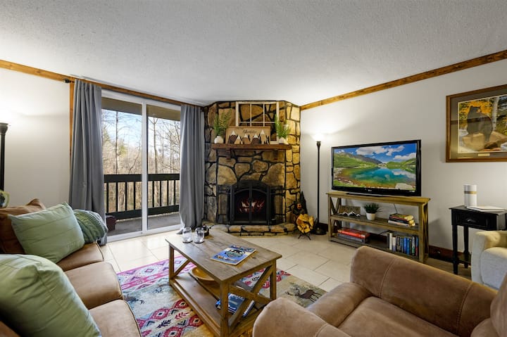 Cozy Creekside Condo |Pool | Close To Gsmnp & Ober - Gatlinburg, TN