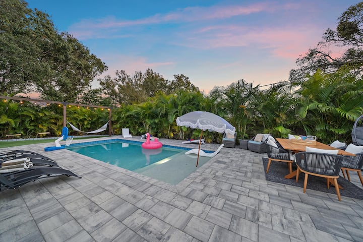 The Wisteria Oasis W/swings, Heated Pool & Hot Tub - サラソータ, FL