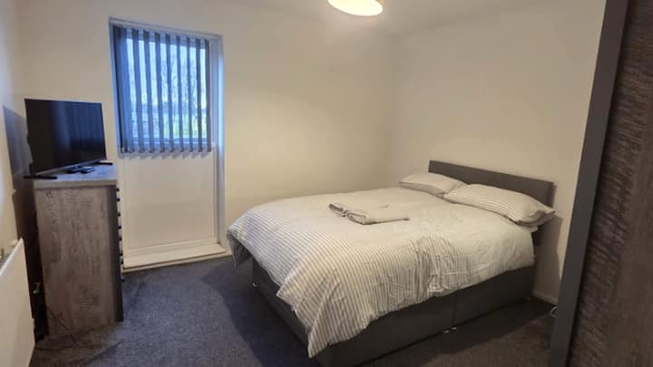 Modern 4-bed Home - Parking, Fast Wifi & Smart Tvs - Warrington