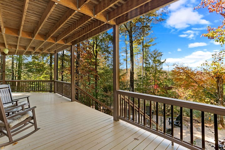 Romantic Cabin W/ Hot Tub & Grand Fire Pit - Mineral Bluff, GA