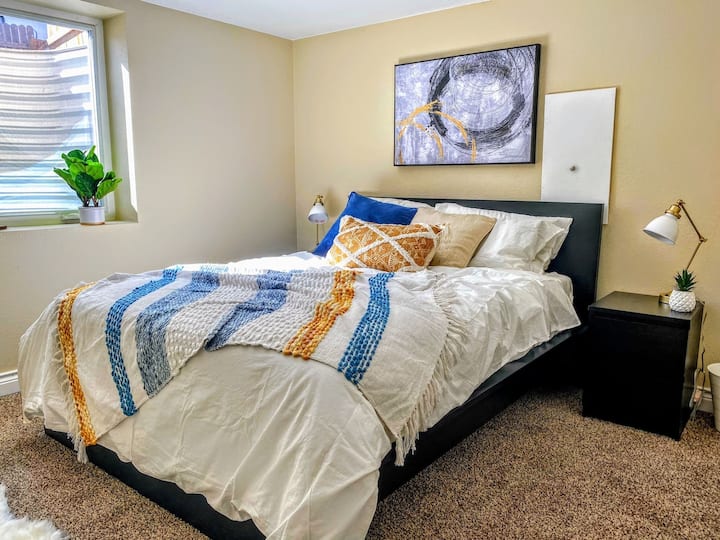 Chic, Modern Mansion - 5 Br, 2 Kit! - Thornton, CO