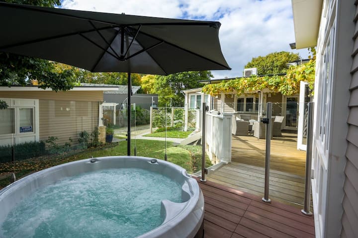 Cabin Charm—hot Tub Bliss, Moments From The Beach - Phillip Island