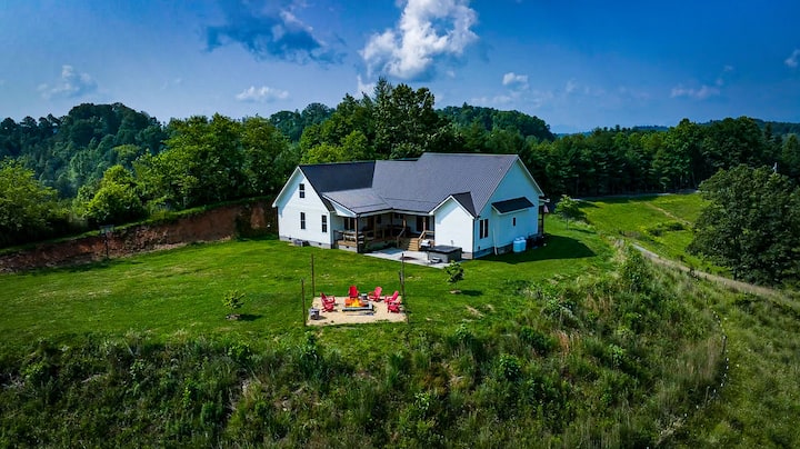 Modern Mountain Farmhouse On 2.5 Acres - North Carolina