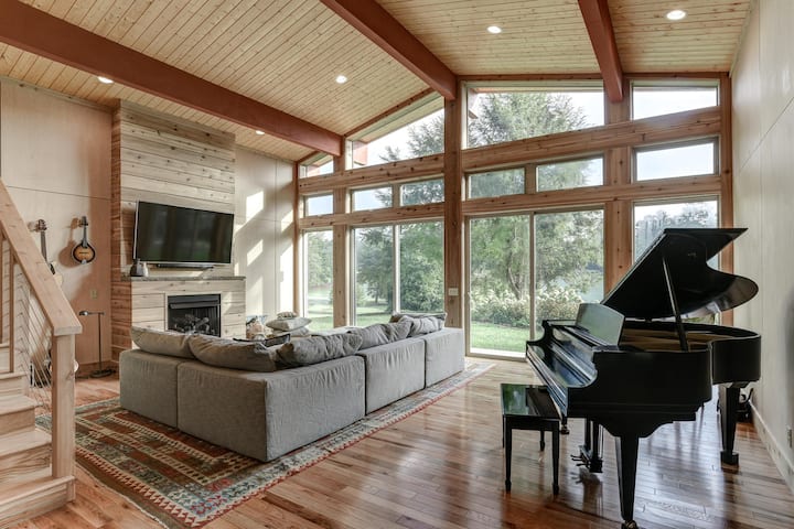Peaceful Getaway With Golf Course Views & Hot Tub! - Hendersonville, NC