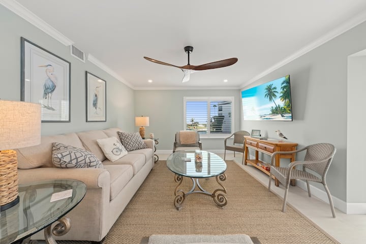 Sanibel Surfside 213: Steps To Beach & Shelling! - Sanibel, FL