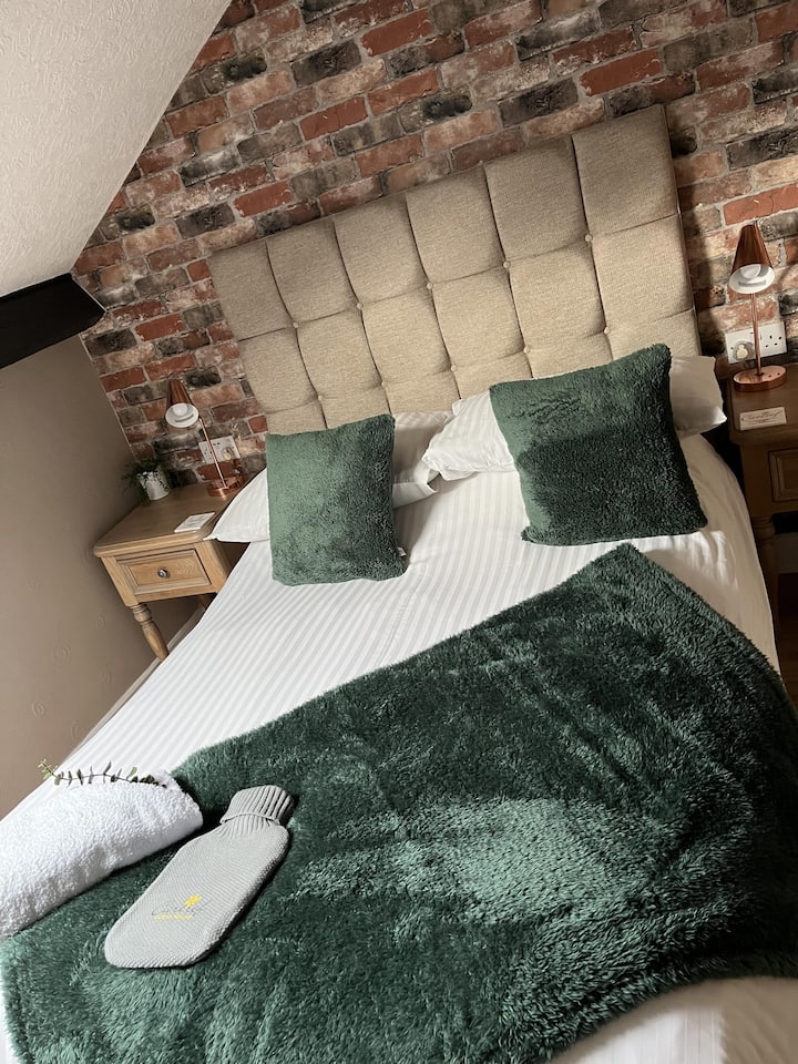 Room 8 Small Double En-suite Room - Carlisle
