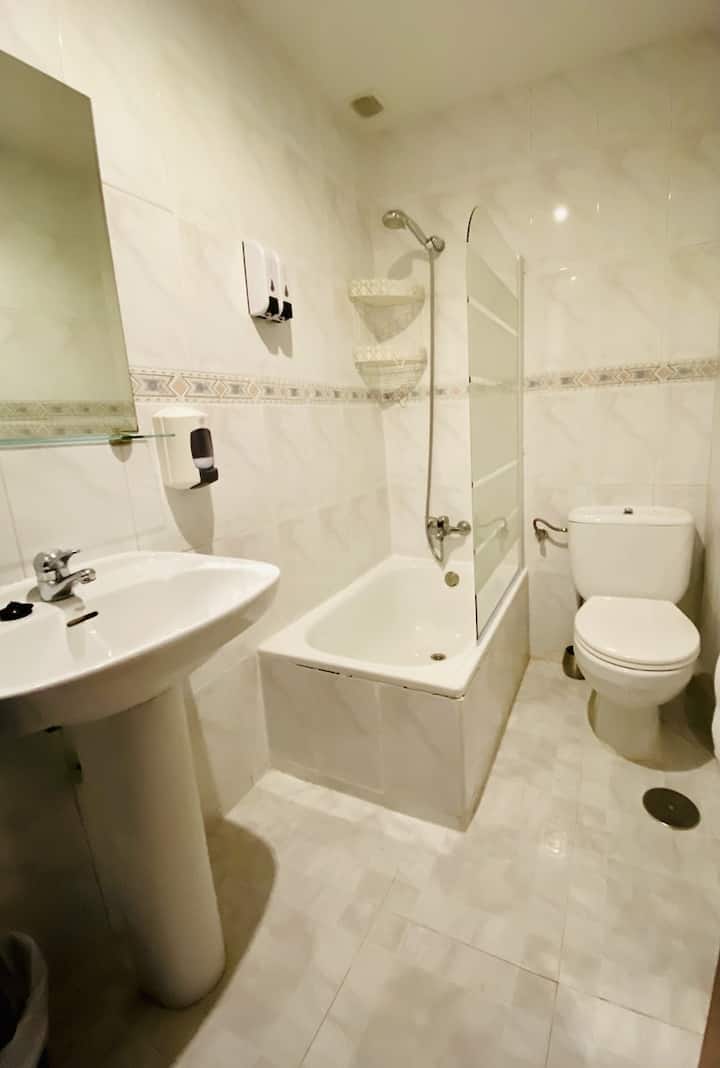 Habitación Triple Con Baño Privado - León, Spain