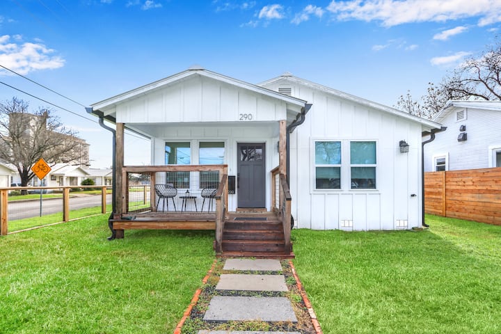 Bridge Haus! Hot Tub, Schlitterbahn Close By - New Braunfels, TX