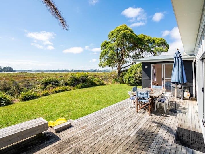 Back Bay Beauty - Sunny, Pet-friendly Kiwi Bach With Lovely Estuary Views And Access - Northland