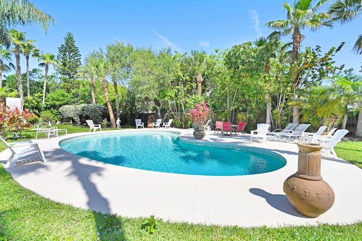 Oasis Retreat: Pool, Walk To Beach & Flagler Ave - New Smyrna Beach, FL
