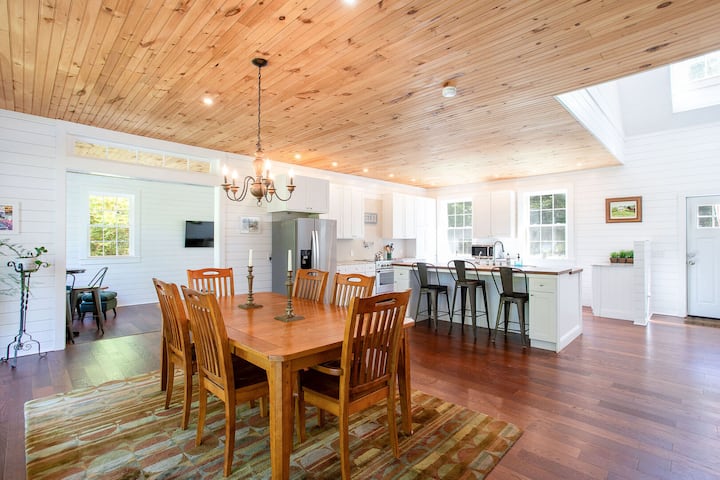 New Built, Shimmering Lake Views: Spotless! - Great Barrington, MA