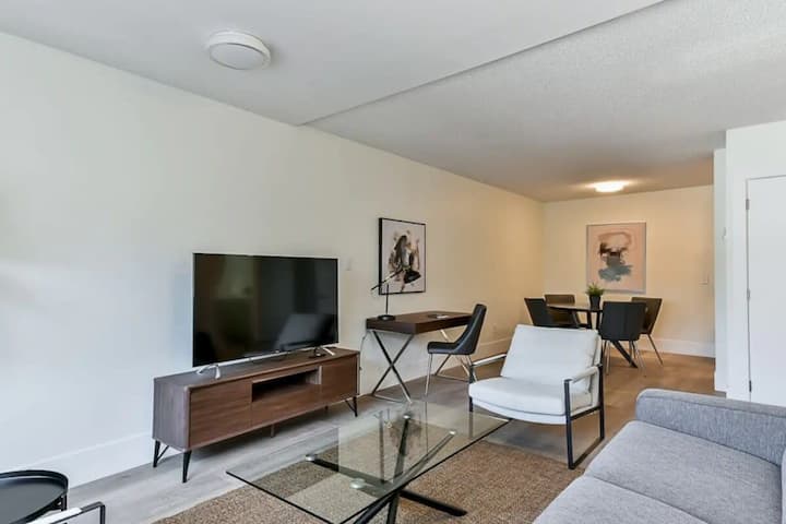 Near Skytrain | Pet Friendly | Free Parking - New Westminster