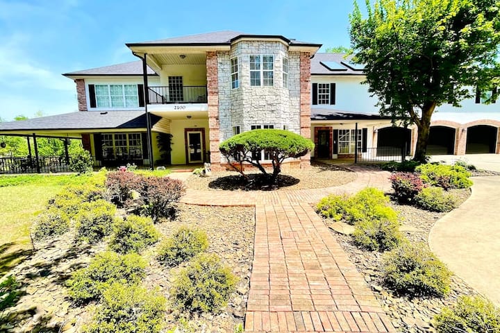 Enjoy 3 King Beds With Ensuite Baths, 8 Total Beds - Fayetteville, AR