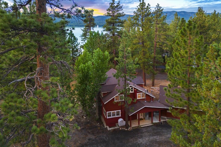 Rustic Lakefront! Pet Friendly! Boat Dock! Pool Table! Hot Tub! - Big Bear, CA