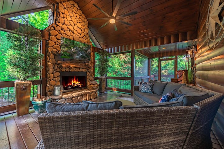 Luxury Mountain View Cabin With Jacuzzi - Blue Ridge, GA