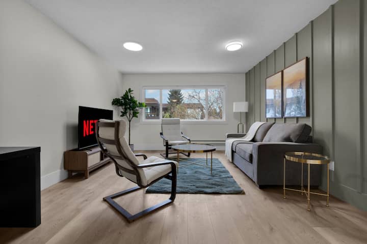 Free Parking | Cozy Downtown Suite | Near Transit - Surrey, BC