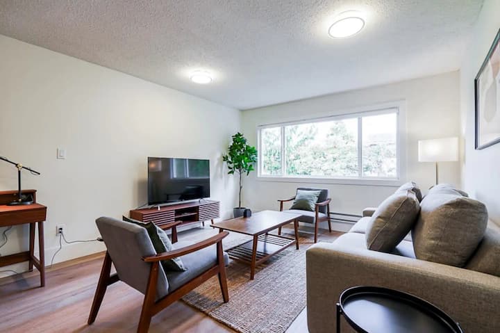 Modern Suite | Downtown Surrey | Free Parking - Langley