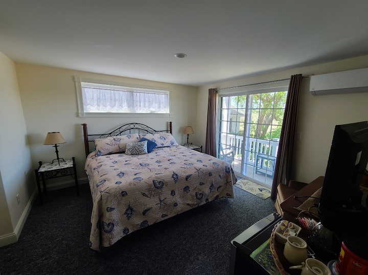 250 Feet From Beach Sand - 1st Floor - King Room - Wells, ME