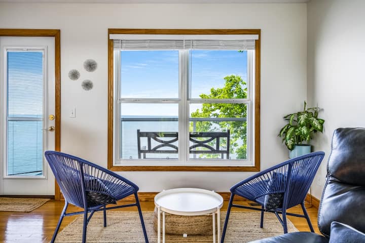 Lakefront W/ Epic Sunsets + Deck | Point Pelee - Leamington