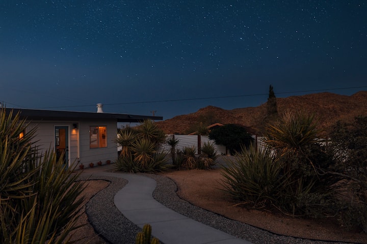2br Desert Cabin | Hot Tub | Near Park + Town - Joshua Tree, CA