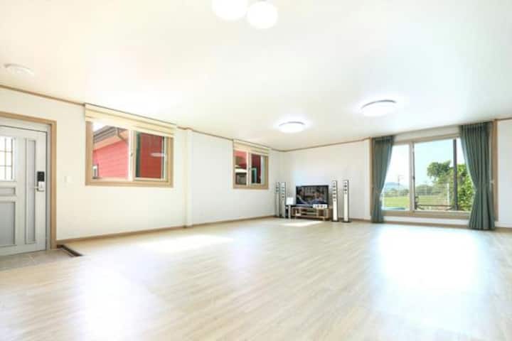 실용적이면서도 편안한 느낌의 객실, 옐로하우스 - Incheon