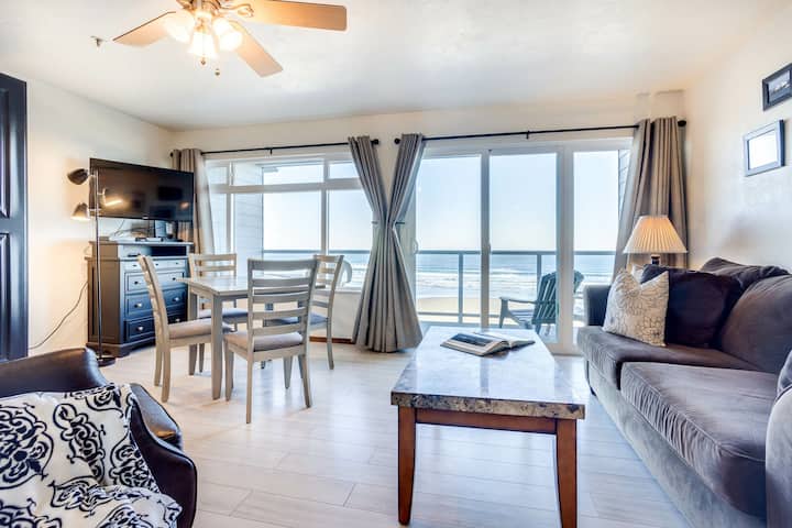 Ocean Front Condo! Walk To Everything~ Surf & Sand - Newport, OR