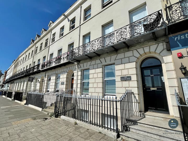 Bay Retreat - Esplanade, Sea Views, Parking - Weymouth, UK