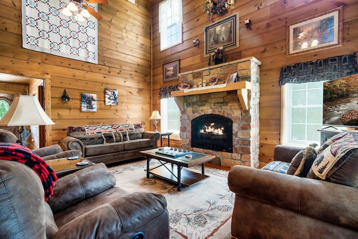 Spectacular Lake Cabin! Private Dock, Hot Tub! - Douglas Lake, TN
