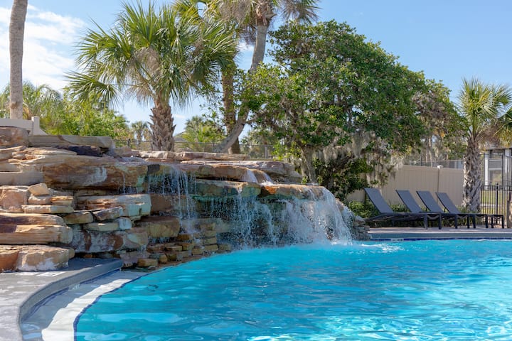 Family Getaway! 2 Cozy Units W/ Pool & Gym Access! - Palm Coast, FL