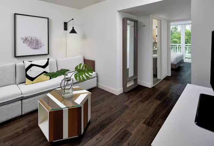 Steps To The Beach! Pool, Free Parking - Key Largo, FL