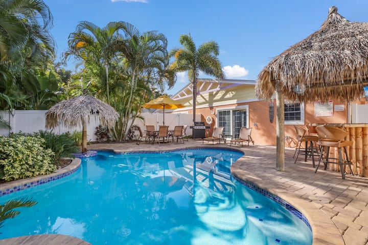Tiki Cottage: Beach 2.5 Blocks, Pool, Tiki Bar - Anna Maria Island, FL