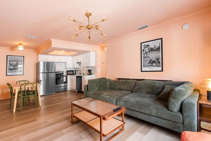 Renovated 2025 - Retro Beach Oasis With Color Pop - Clearwater Beach, FL