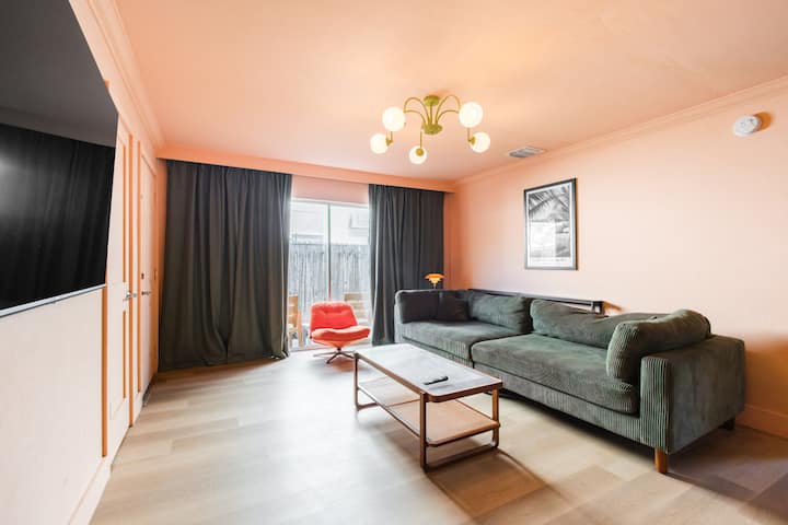 Renovated 2025 - Retro Beach Oasis With Color Pop - Clearwater Beach, FL