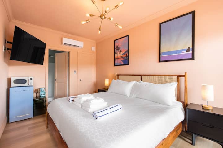 Renovated 2025 - Retro Beach Oasis With Color Pop - Clearwater Beach, FL