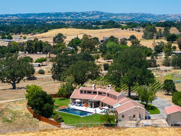 Beautiful Home, Sleeps 8, Hot Tub, Ev, Pool & More - Templeton, CA