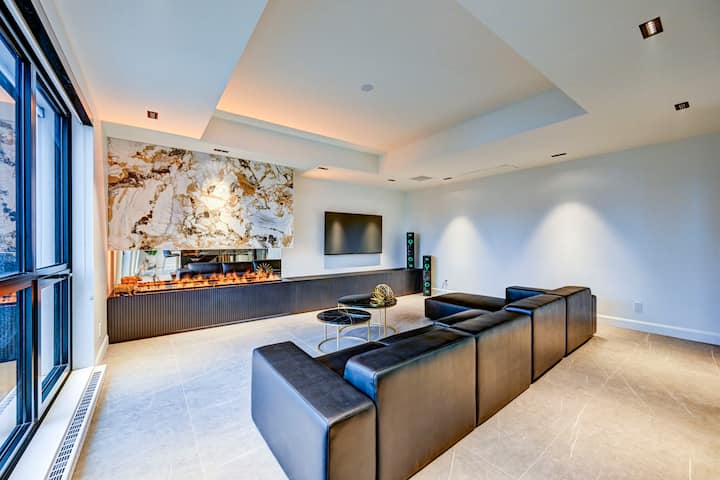 CLUBHAUS Executive Penthouse, Private Rooftop, Sleeps 12+ CLUBHAUS Executive Penthouse, Private Rooftop, Sleeps 12+