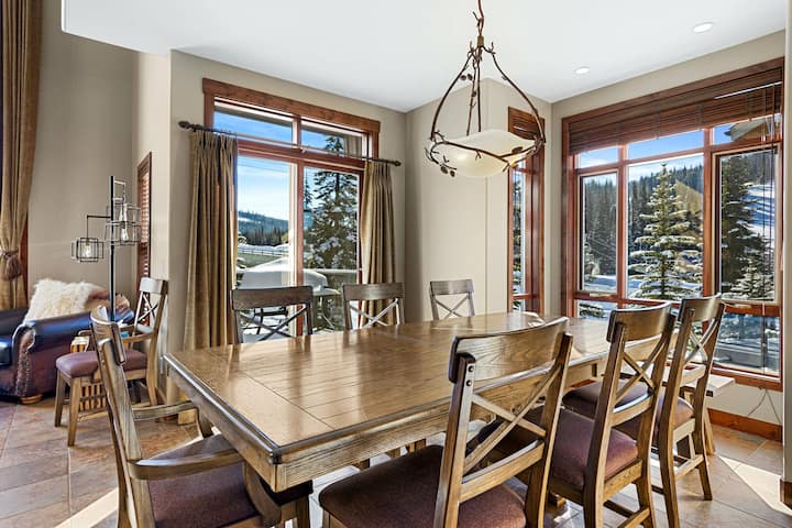 Bright, Ski-in/ski-out Townhouse With A/c - British Columbia