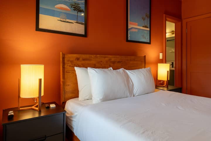 Renovated 2025 - Retro Beach Oasis With Color Pop - 清水海灘