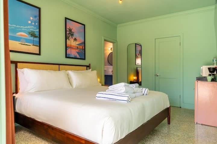 Renovated 2025 - Retro Beach Oasis With Color Pop - Clearwater Beach, FL