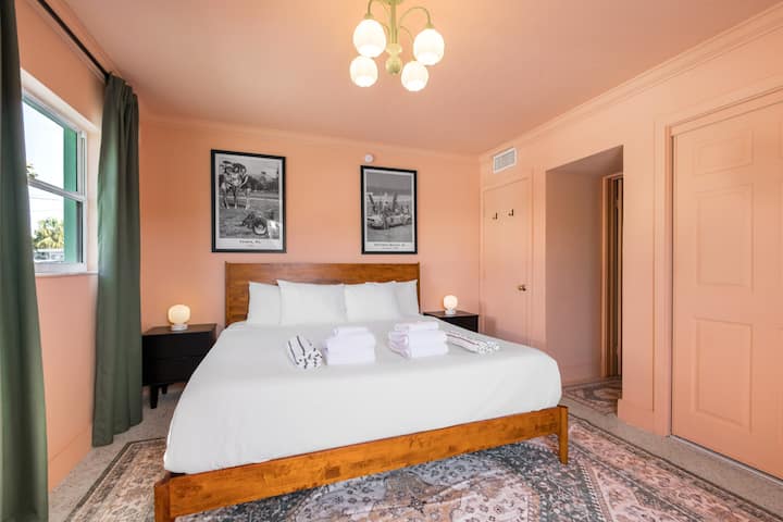 Renovated 2025 - Retro Beach Oasis With Color Pop - Clearwater Beach, FL