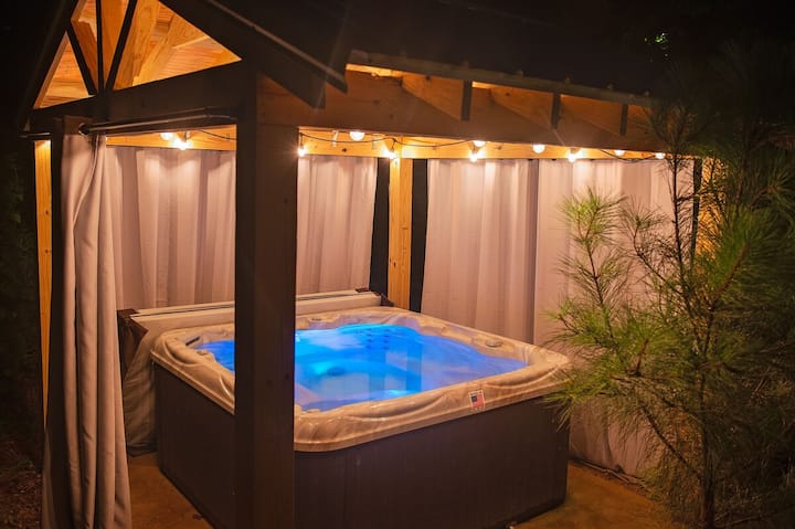Luke Bunk Tiny Cabin, Hot Tub, Mountain & Cityside - Chattanooga, TN