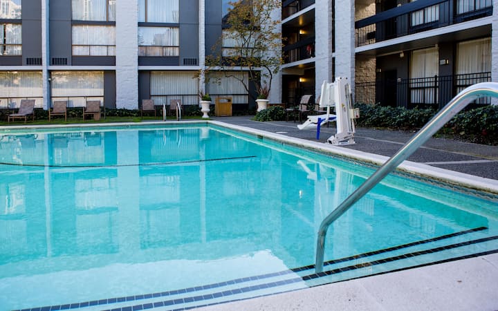 Relax And Unwind! Outdoor Pool, Parking! - Bellevue, WA