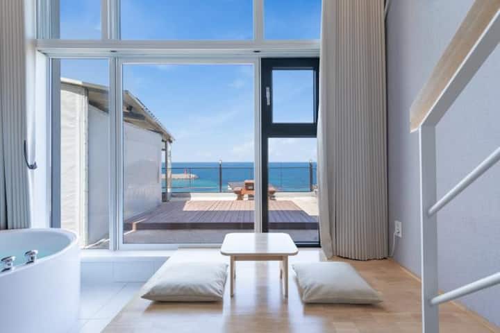 오션뷰와 스파를 즐길수 있는 객실, 더클래식 B동-206호(오션뷰/개별바베큐) - Gangneung-si