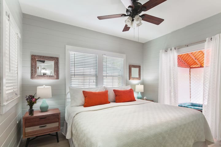 Poinciana Garden~ Casual 1st Floor Duplex - Key West, FL