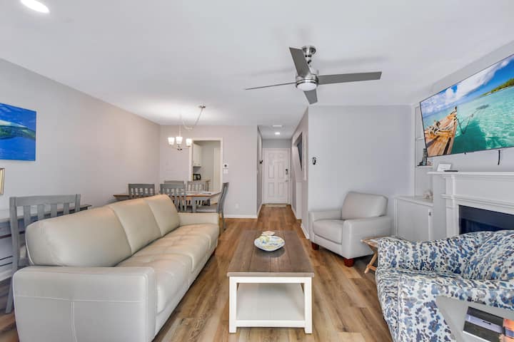 Convenient To Shops, Restaurants, Night Life, With A Community Pool - St. Simons Island, GA